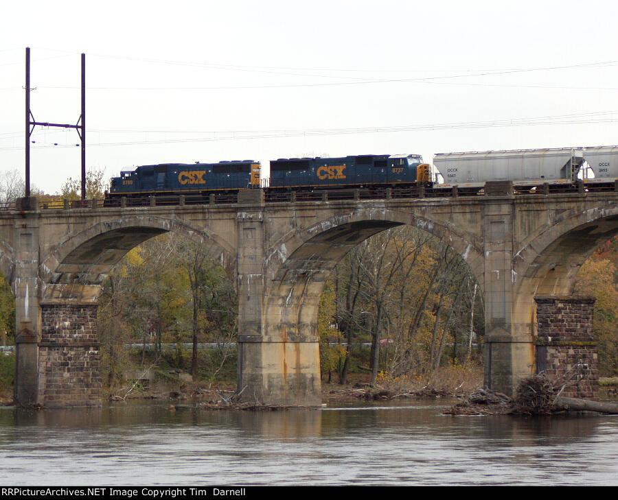 CSX 8789, 8737 on Q300